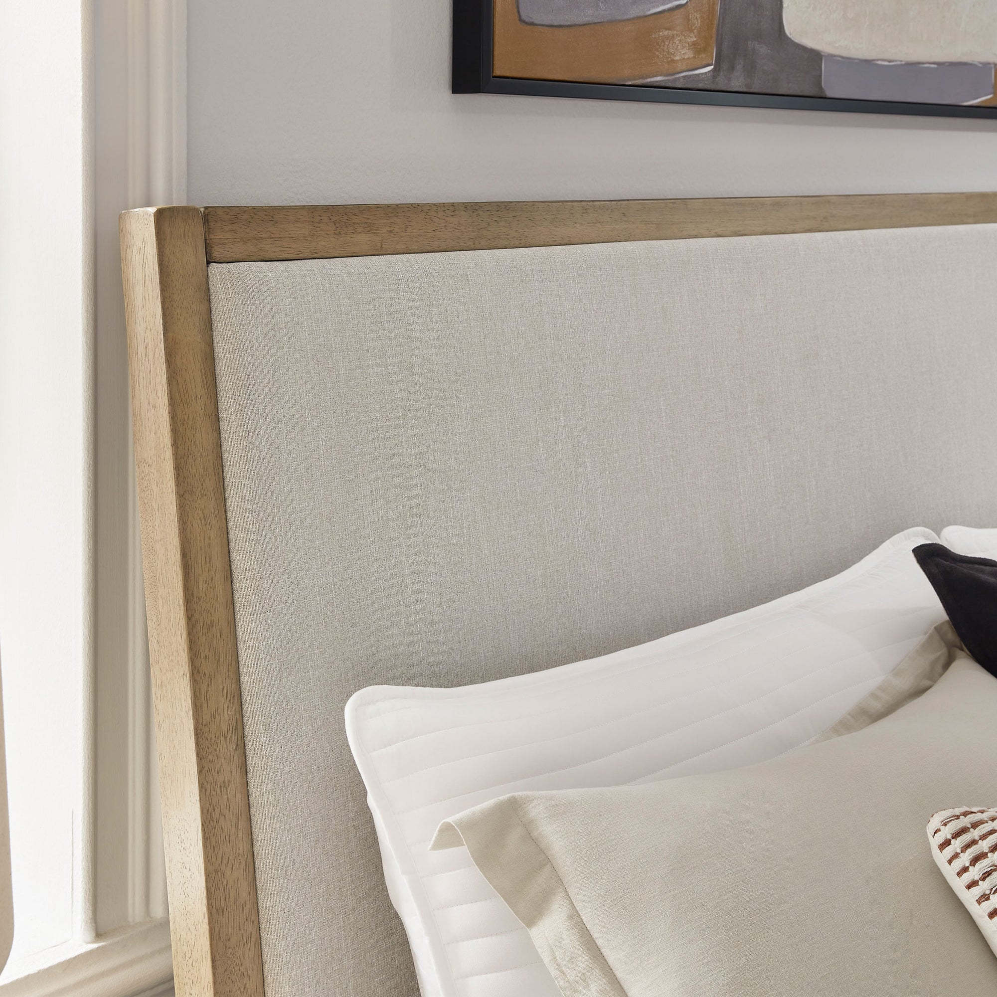 Tomtyn Upholstered Bed